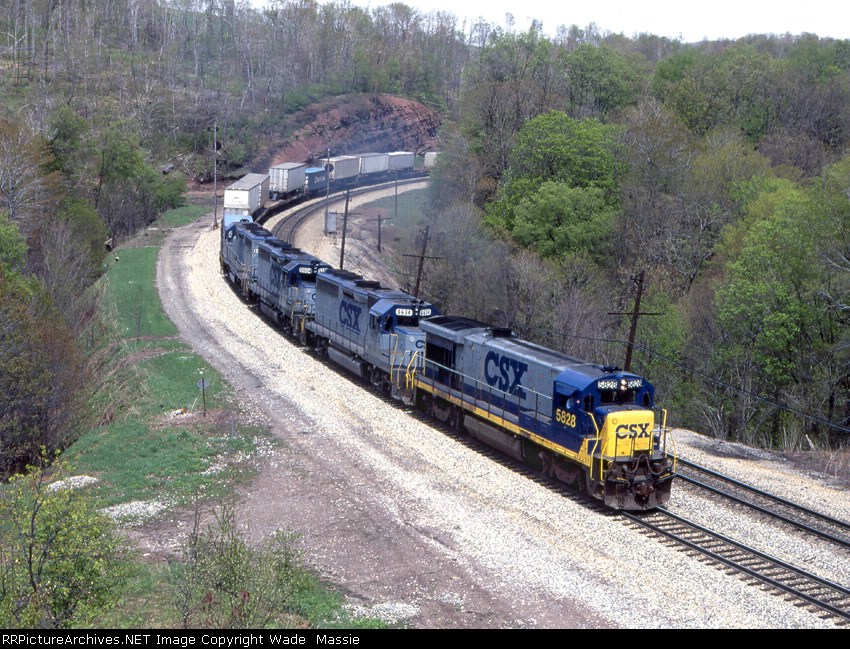 CSX 5828 near the top of the grade
